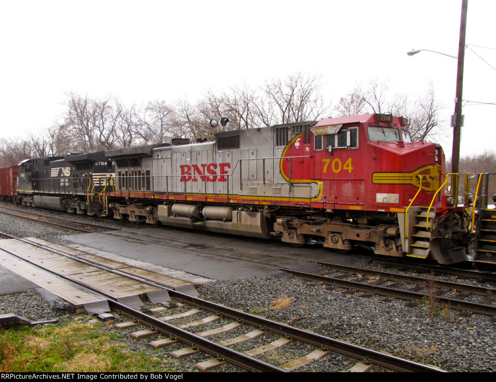 BNSF 704 and NS 9794